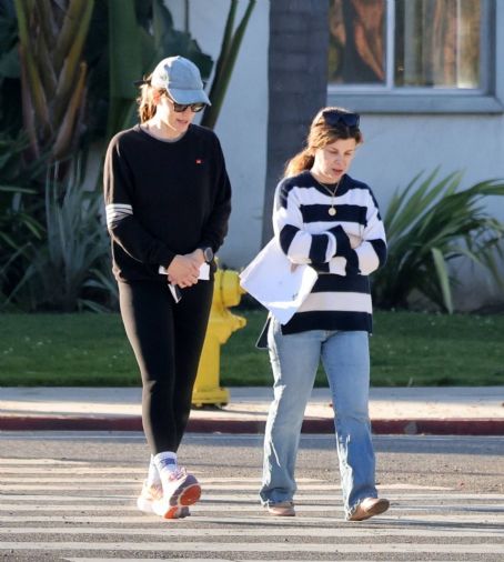 Jennifer Garner – With Laura Dave out and about - FamousFix Jennifer Garner – With Laura Dave out and about - FamousFix