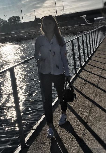 Viola Bailey Violeta Jurgis Arturovna Walks Across A Bridge Instagram May 30 2018 Famousfix