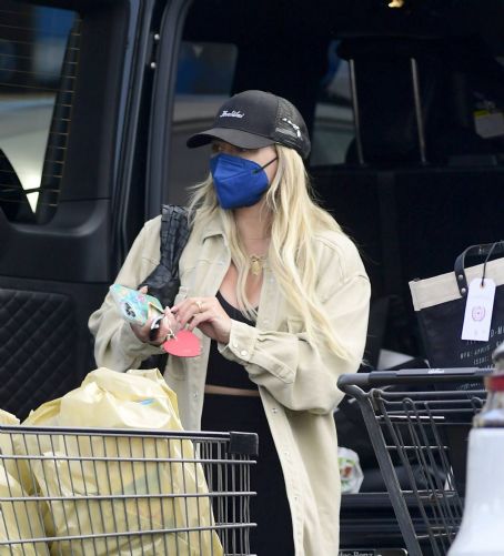 Hilary Duff Shopping Candids In Los Angeles Famousfix